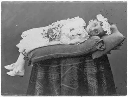 Mundos propios: FOTOGRAFÍA POST MÓRTEM: LAS FOTOGRAFÍAS DE LOS MUERTOS.