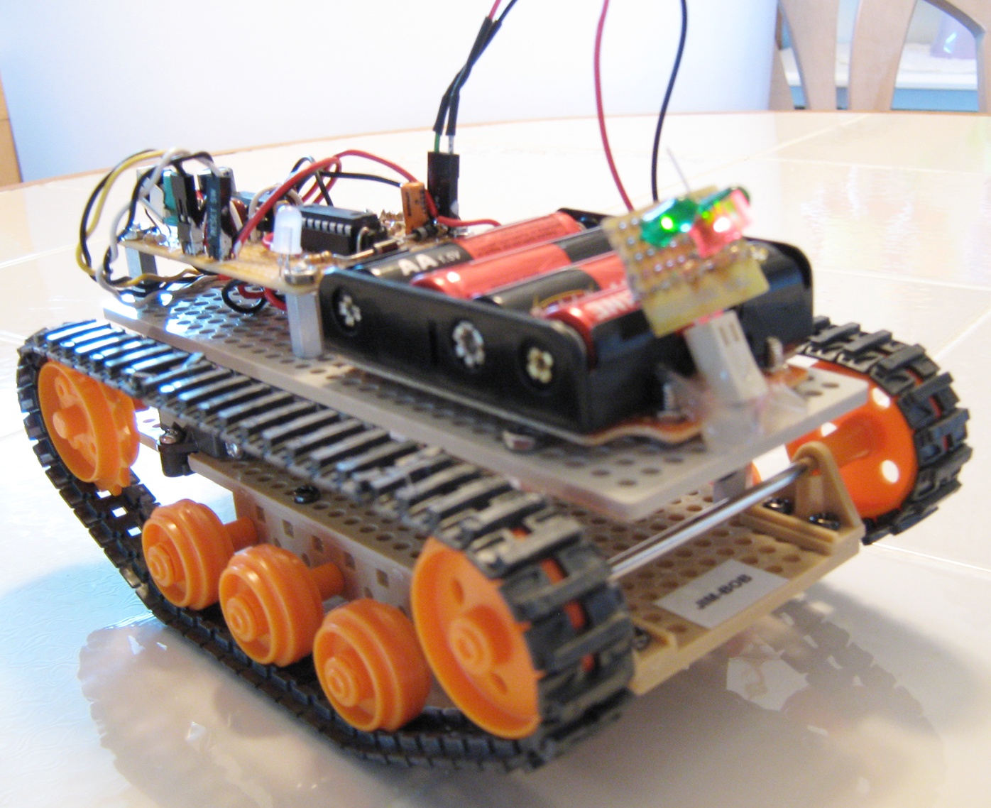 Dinsmore's Robot Lab: Robot 2: IR Remote-Controlled Tank Robot Dinsmore's Robot Lab: Robot 2: IR Remote-Controlled Tank Robot