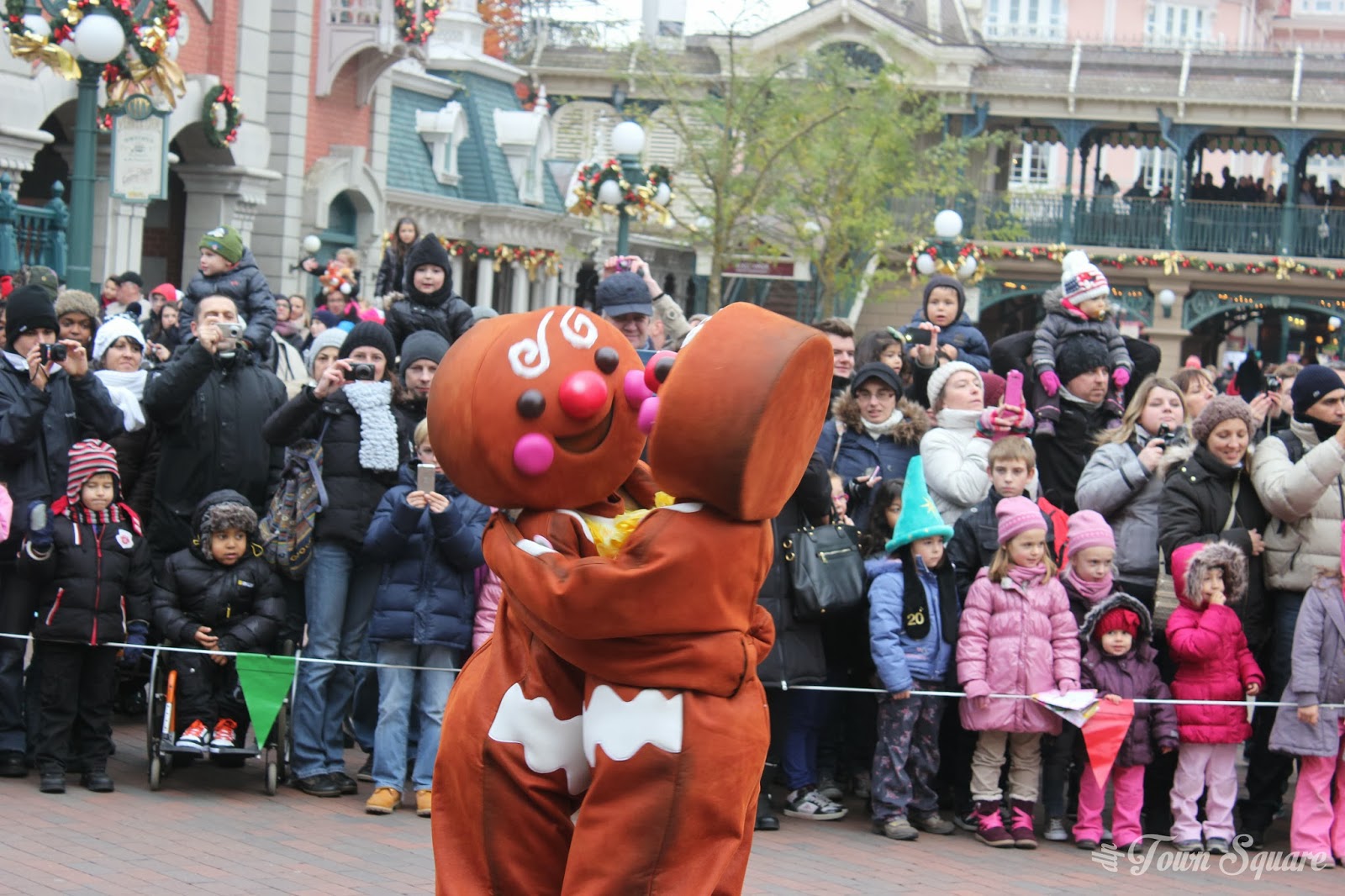 We need a Disney Christmas now... | DLP Town Square - Disneyland Paris ...
