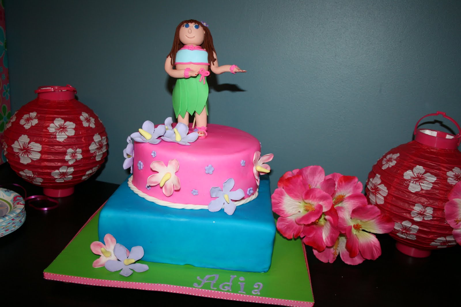 cutebugdesigns: Hula girl cake