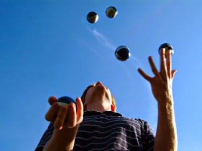 Cinco pelotas en el aire. - Blog del Profesor Rivas Vielma