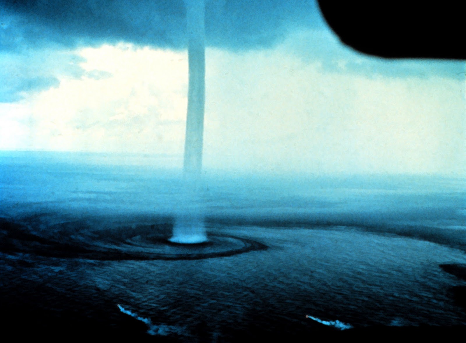 Waterspouts Or Water Tornadoes New Stylish Wallpaper waterspouts-or-water-tornadoes-new-stylish-wallpaper