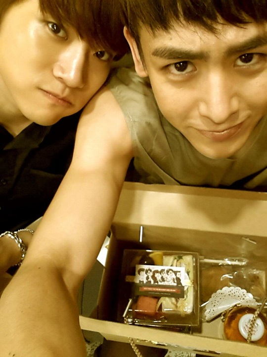2PM Snack Time: [News] 2PM’s Junho and Nichkhun Show Appreciation for Gifts from Fans