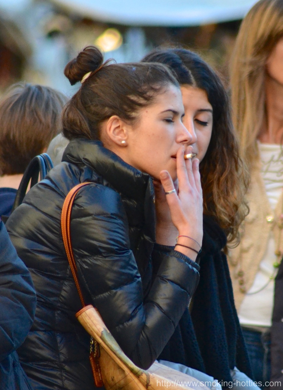 Deep drags on the street – Smoking Hotties