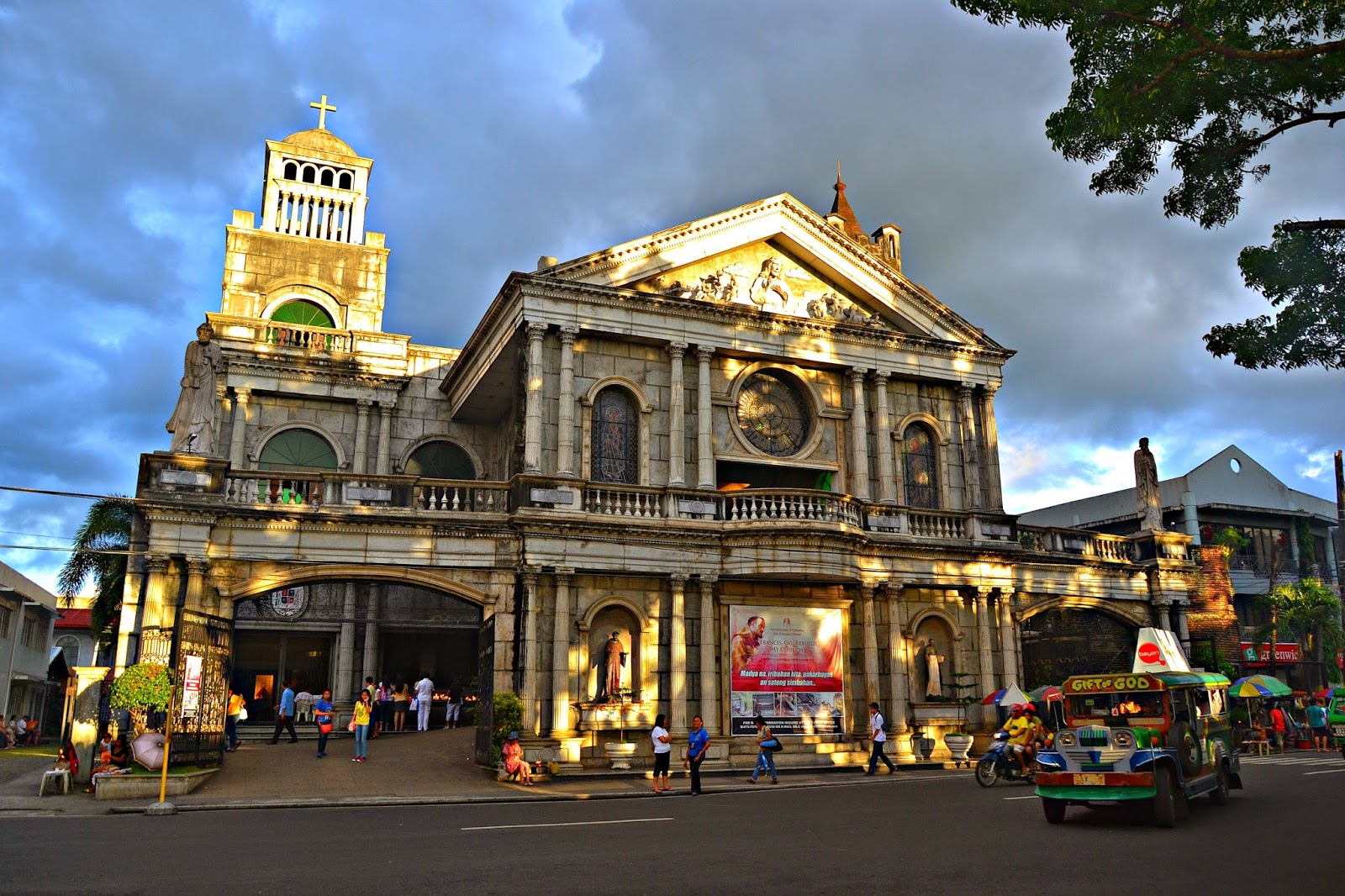 Naga City Visita Iglesia Adventure
