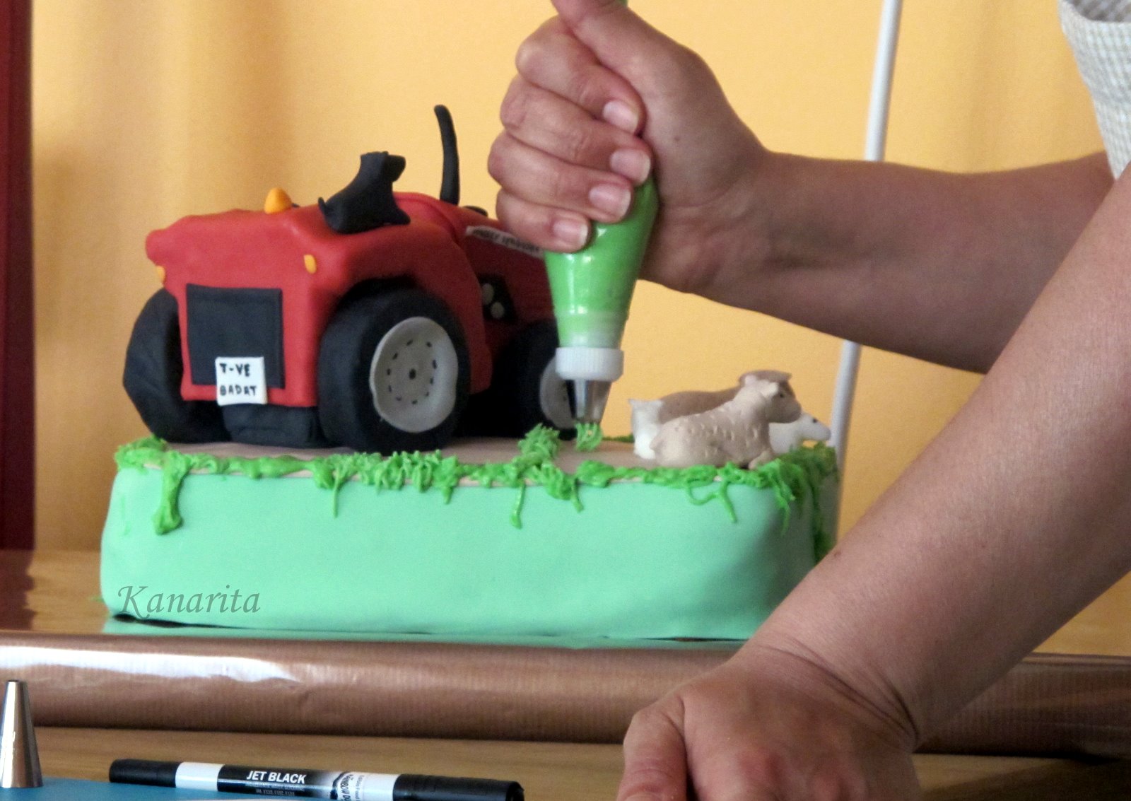 Como hacer una tarta con fondant de un tractor - Imagui