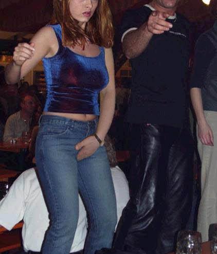 Awek Seksi Ini Terkencing Dalam Seluar Ketika Mabuk | Pengembara Info