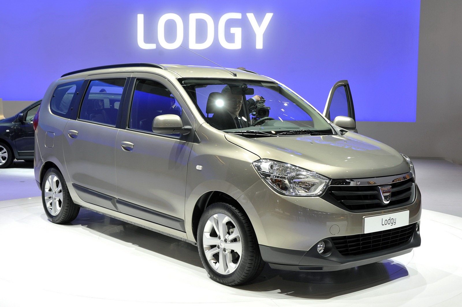 Dacia Lodgy monospace concurent renault scenic Minivan
