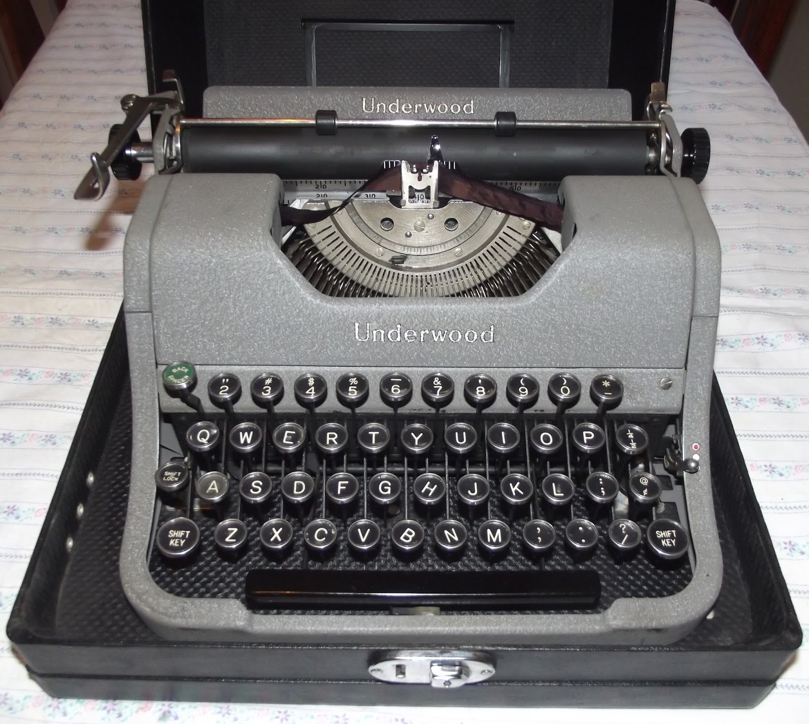 oz.Typewriter: Underwood Portable Typewriter Case Stand oz.Typewriter: Underwood Portable Typewriter Case Stand