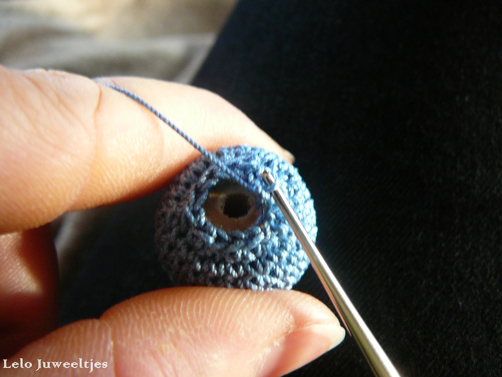 Lelo Juweeltjes: Tutorial: haken rond een kraal - crochet beads Lelo Juweeltjes: Tutorial: haken rond een kraal - crochet beads