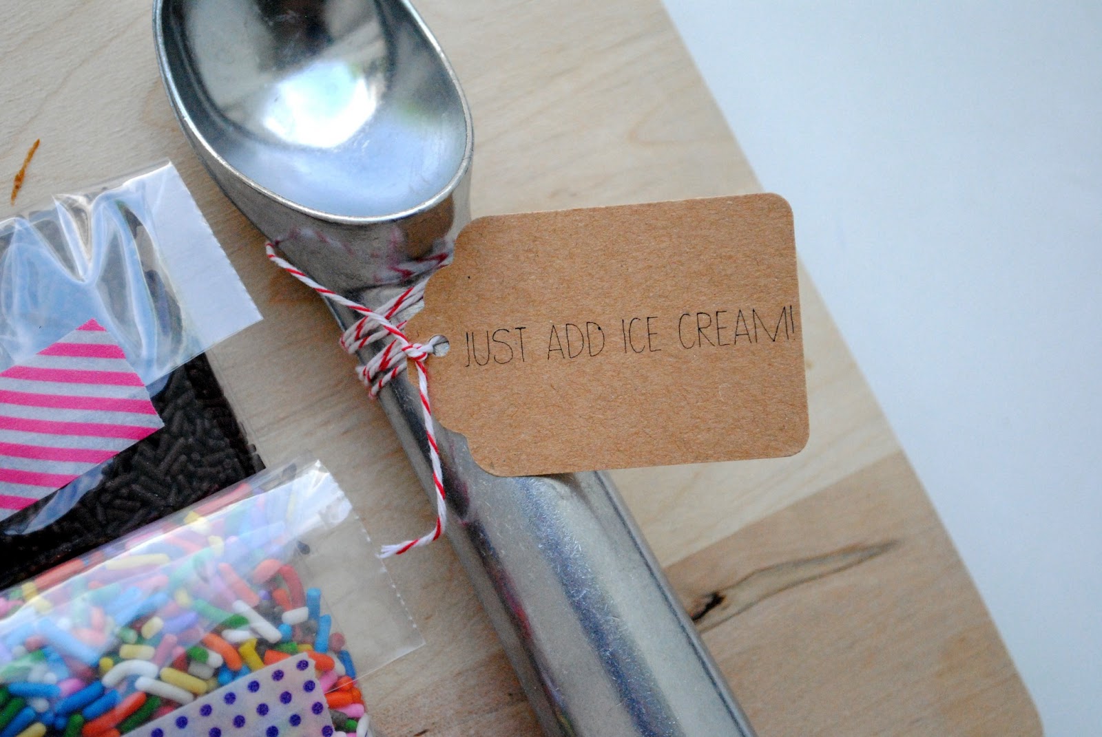 end of the year teacher gifts: DIY ice cream sundae kits | a pretty ...