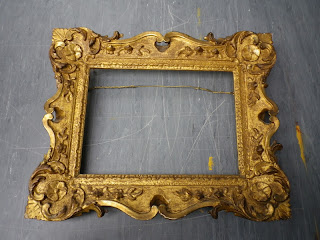 Framemaker: Antique carved frame