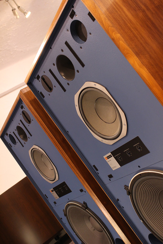 ケンリックサウンド・ブログ【KENRICK SOUND BLOG】JBL43シリーズ大型スピーカー専門店: 完成したJBL4343BWX と 作業中のJBL4343AWX