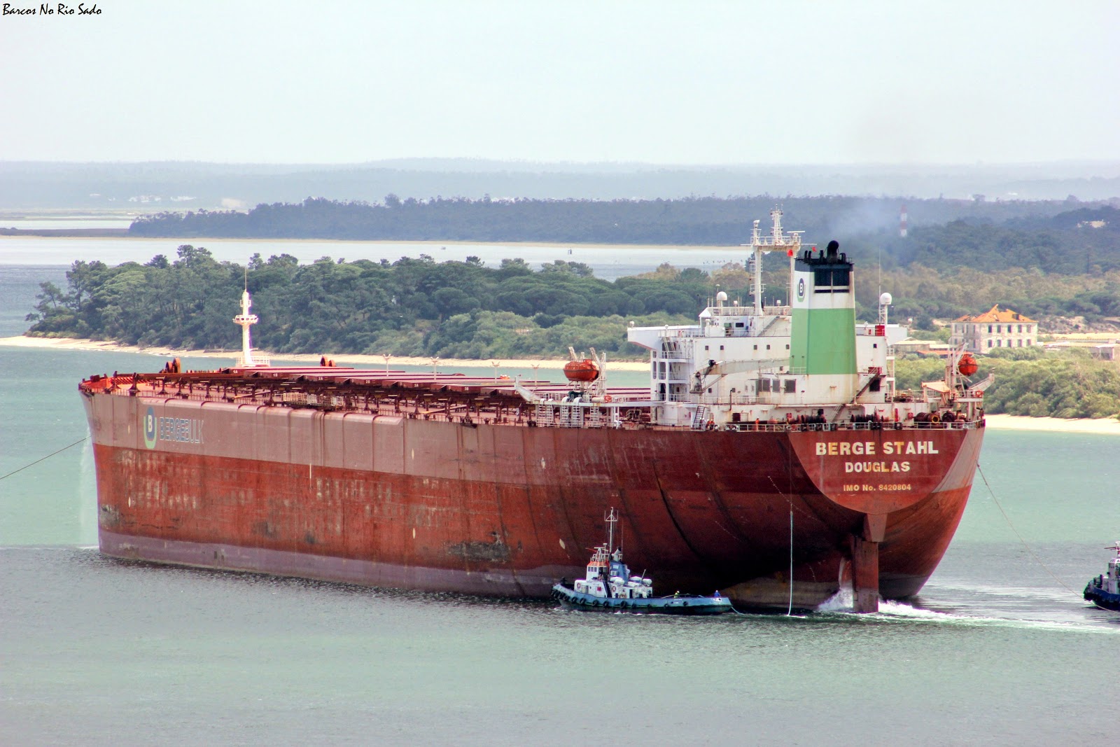 Barcos No Rio Sado: Berge Stahl, um gigante no Sado. Barcos No Rio Sado: Berge Stahl, um gigante no Sado.