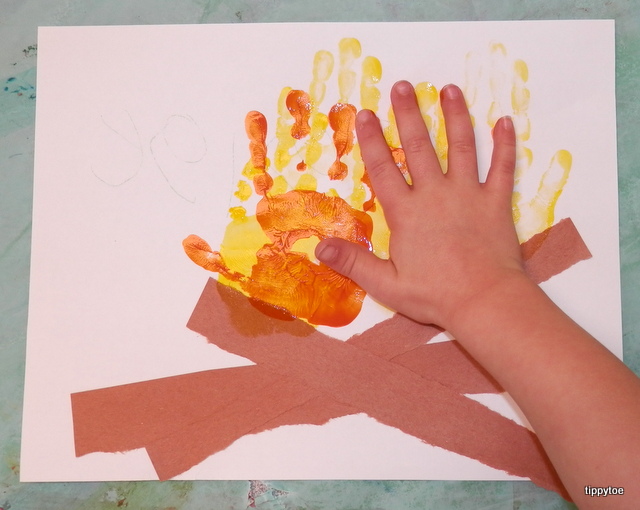 Tippytoe Crafts: Handprint Campfires