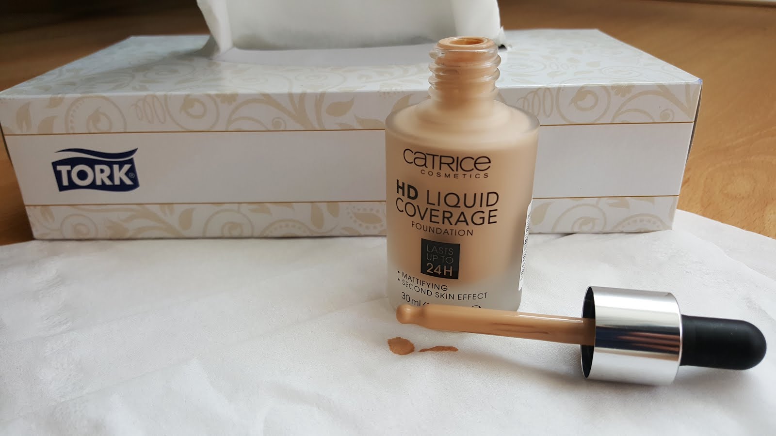 Horváth Dóri: CATRICE - HD Liquid Coverage alapozó