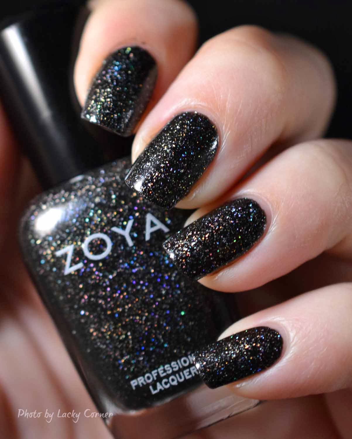 Lacky Corner: Holofredag - Zoya Storm