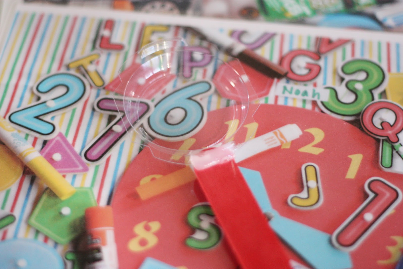 "I Spy" Magnifying Glass - I Can Teach My Child!