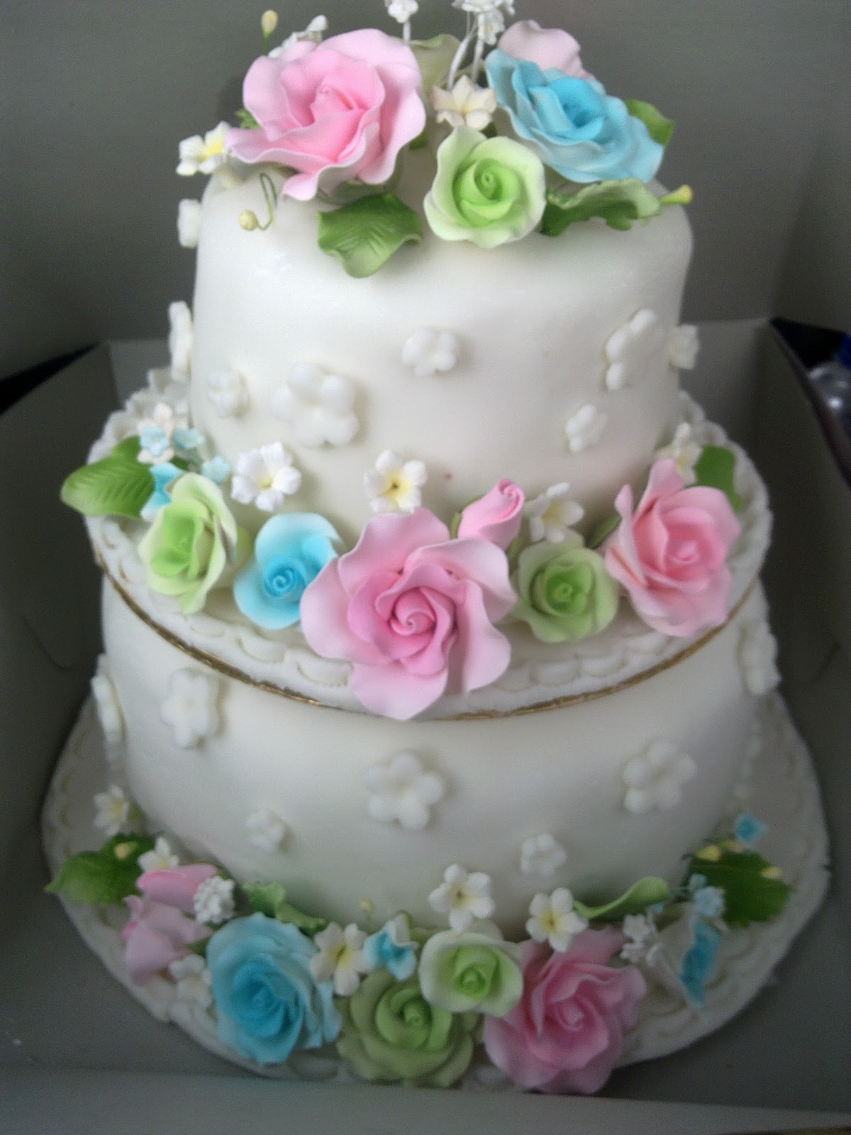 Amy And Cakes What Are The Differences Between Royal Icing Fondant amy-and-cakes-what-are-the-differences-between-royal-icing-fondant