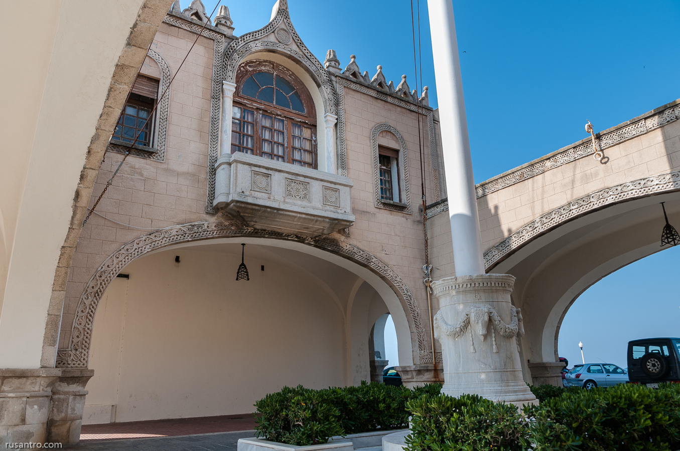 Rodas salas noslēpumu meklējumos