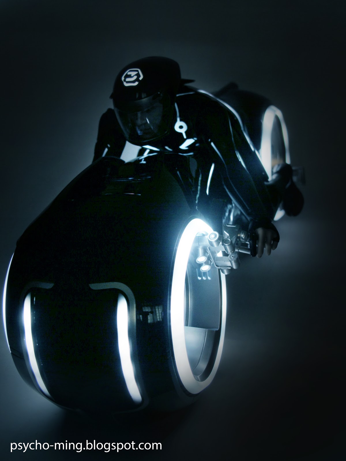 Psycho Ming: Hot Toys Tron: Legacy Sam Flynn Light Cycle