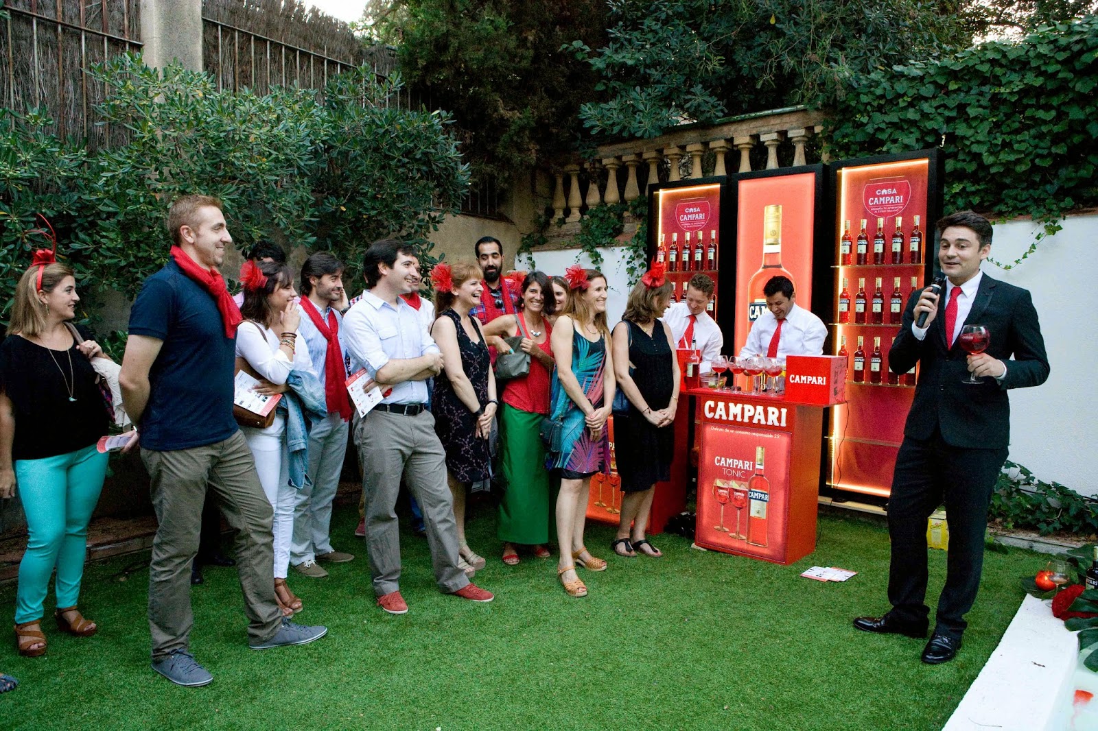 ROGER COMO ACTOR POLIFACÉTICO BRINDA POR EL ÉXITO