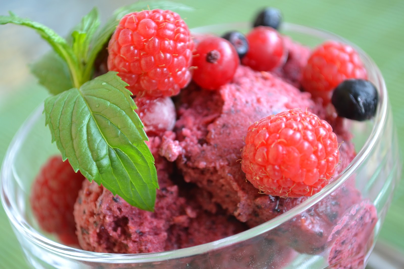 Myra's kitchen: Inghetata din fructe de padure