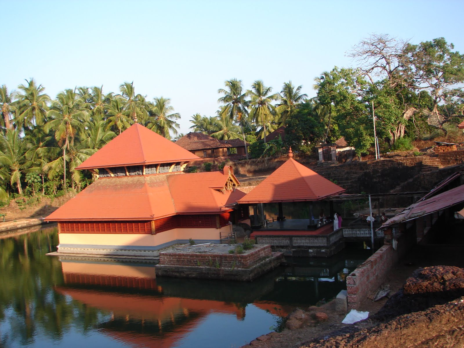 Temples In North Kerala: SRI ANANTHAPADMANABHA SWAMY TEMPLE -KUMBALA