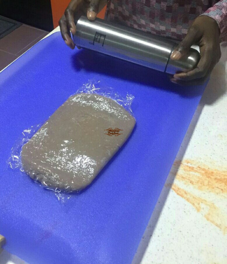 Habbies CookBook: HOW TO MAKE EBA / AMALA ROLL