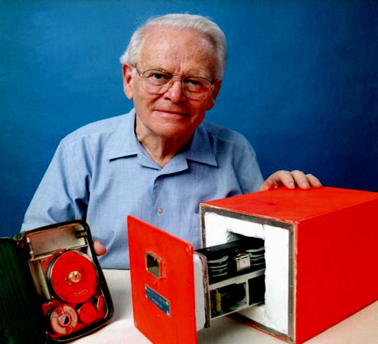 La boite noire d'un avion. | Jean J. Weaver