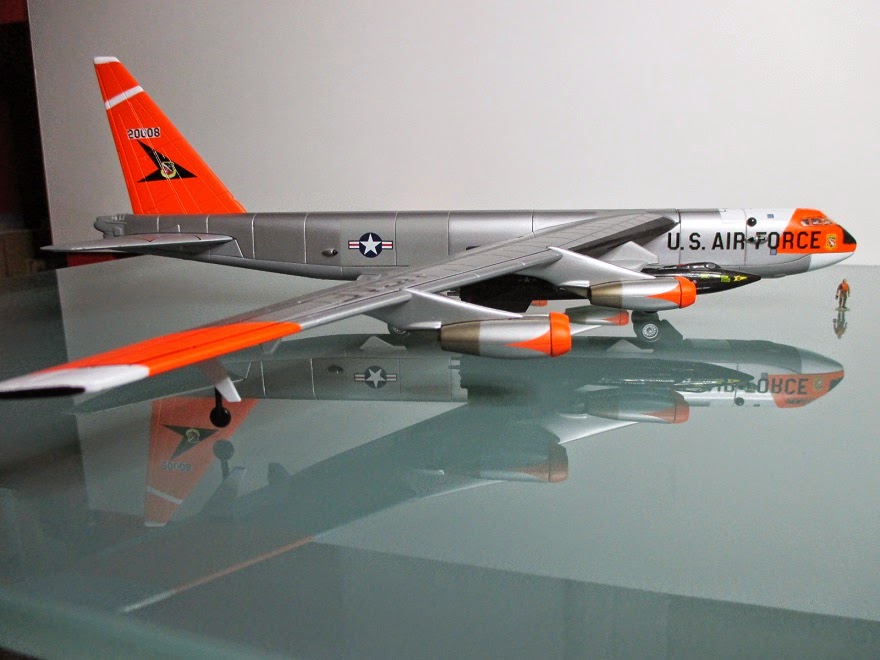 1/144 airbattle: 1/144 Boeing B-52 + North American X-15 - by Corgi