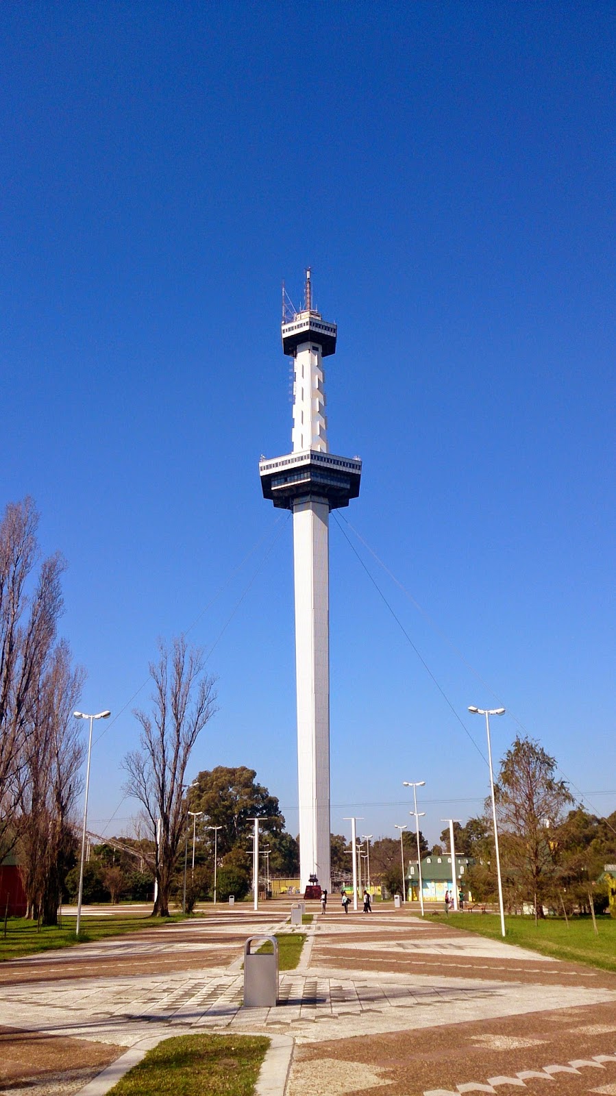 Explorador Turístico: Torre Espacial del Parque de la Ciudad