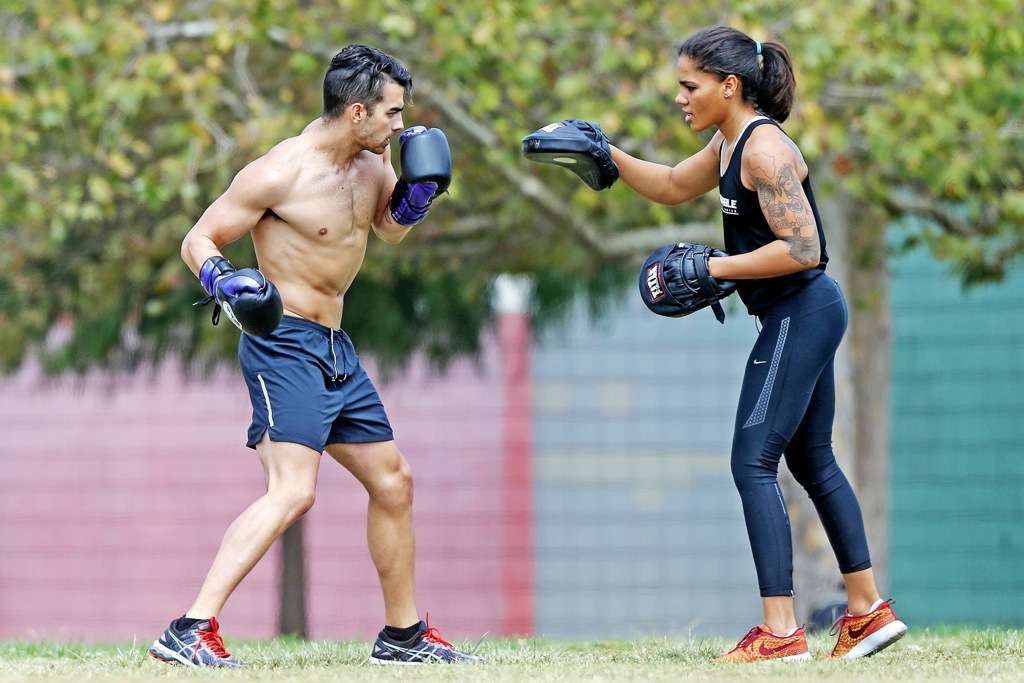 WE LOVE HOT GUYS: Joe Jonas Shirtless Boxing