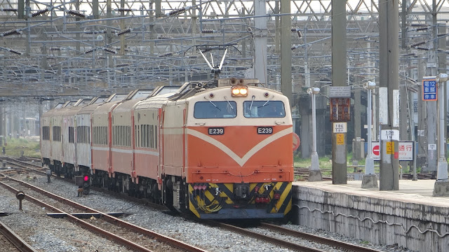 Blair's 鐵道攝影: E239電力機車 / TRA E239 Electric locomotive