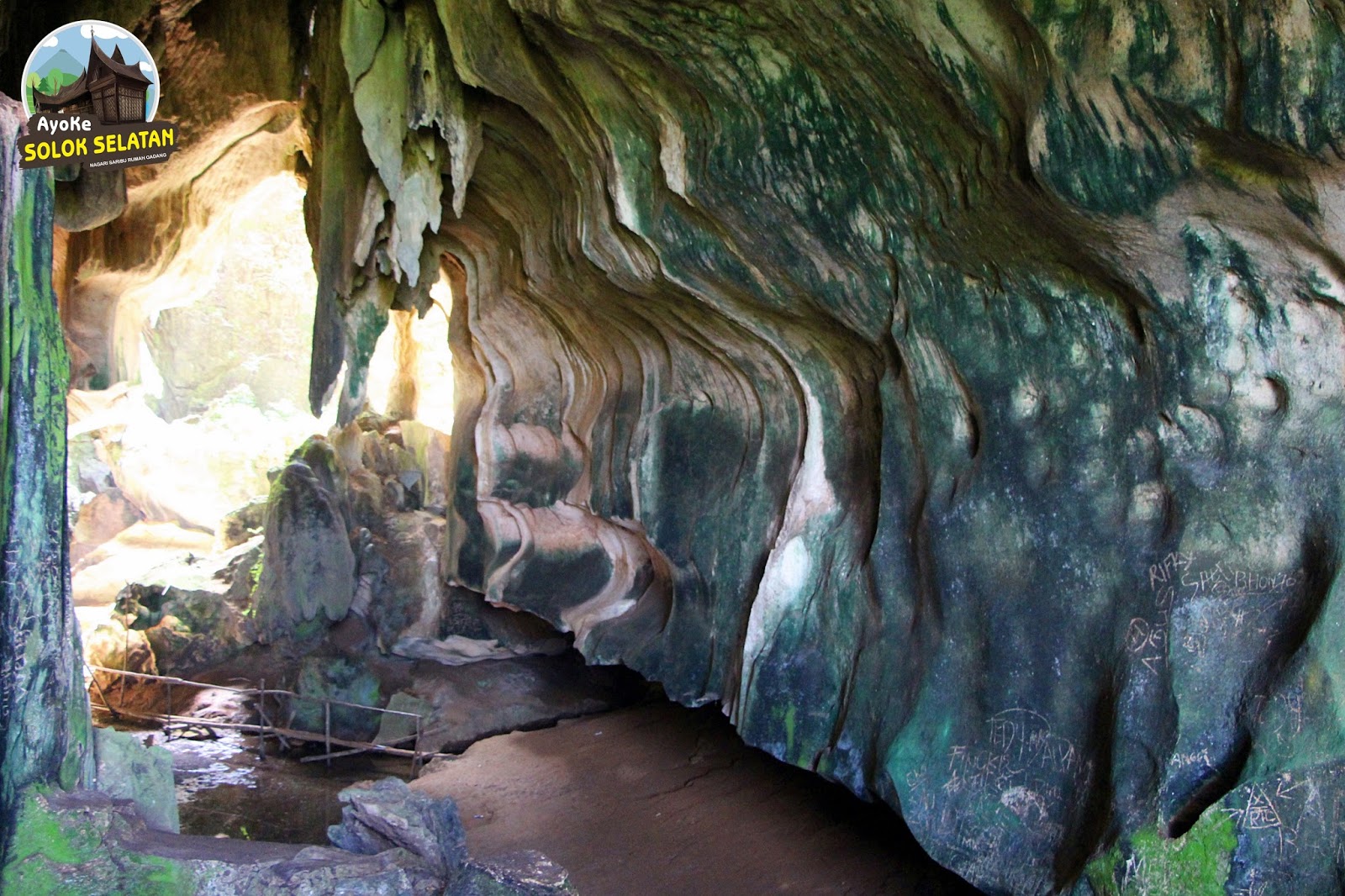 Jelajah Nagari Awak: Goa Batu Kapal, Sensasi Menyelinap di Ngalau Warna ...