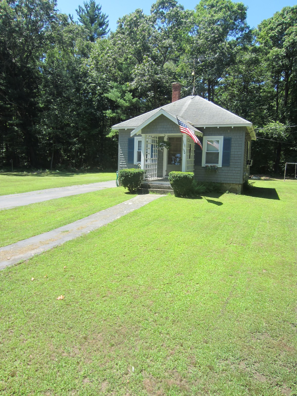 Relaxshacks.com: Tiny House Sight-Seeing.....A small bungalow home in ...
