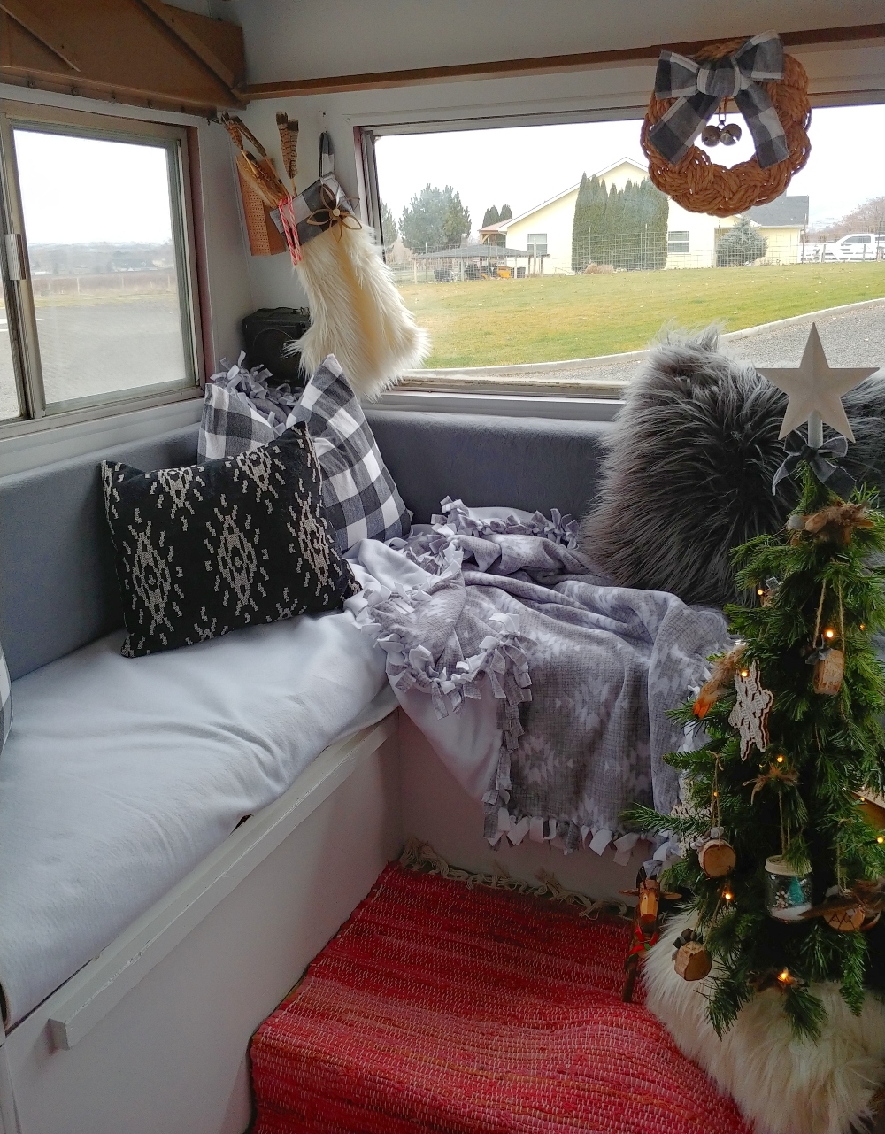 Cozy RV Christmas Tour - Little Vintage Cottage