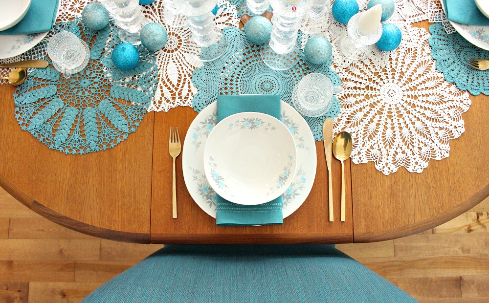 Doily Craft Idea: Modern DIY Doily Throw Pillow | Dans le Lakehouse