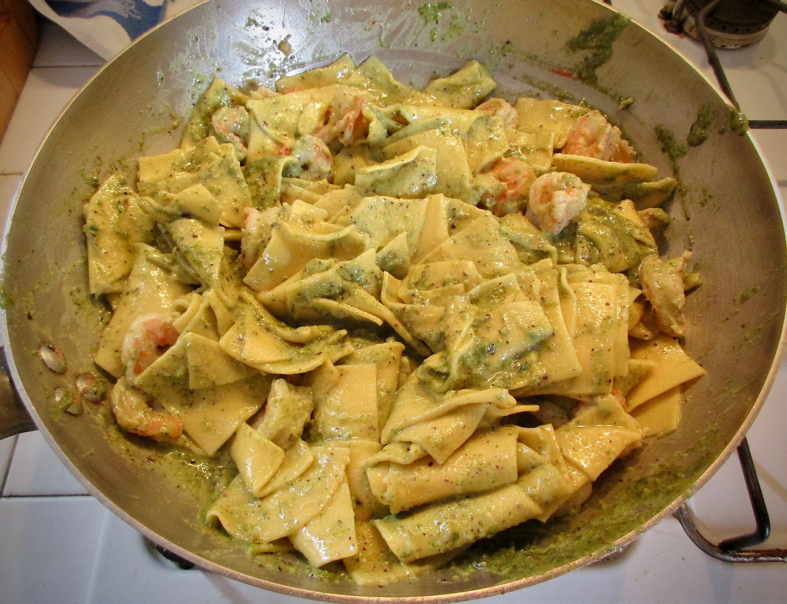 Il mondo di Luvi: Straccetti di pasta con pesto di pistacchi e gamberi