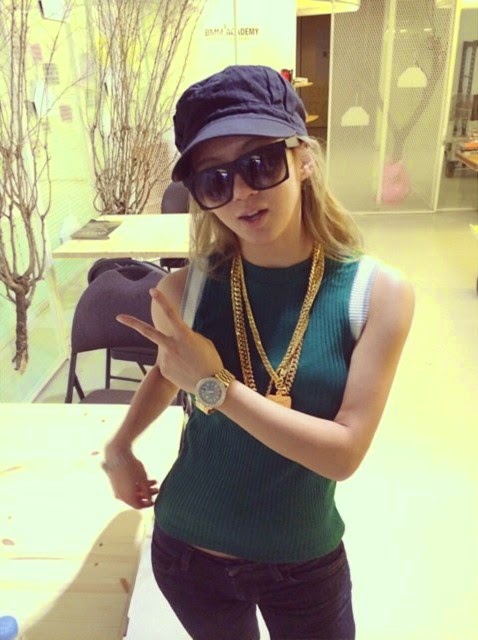 Check out HyoYeon's cool photo with Miss A's Min - Wonderful Generation