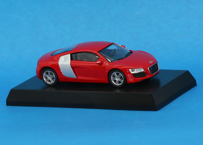 Incredible Mini Garage: Audi R8 2007 Kyosho 1/64