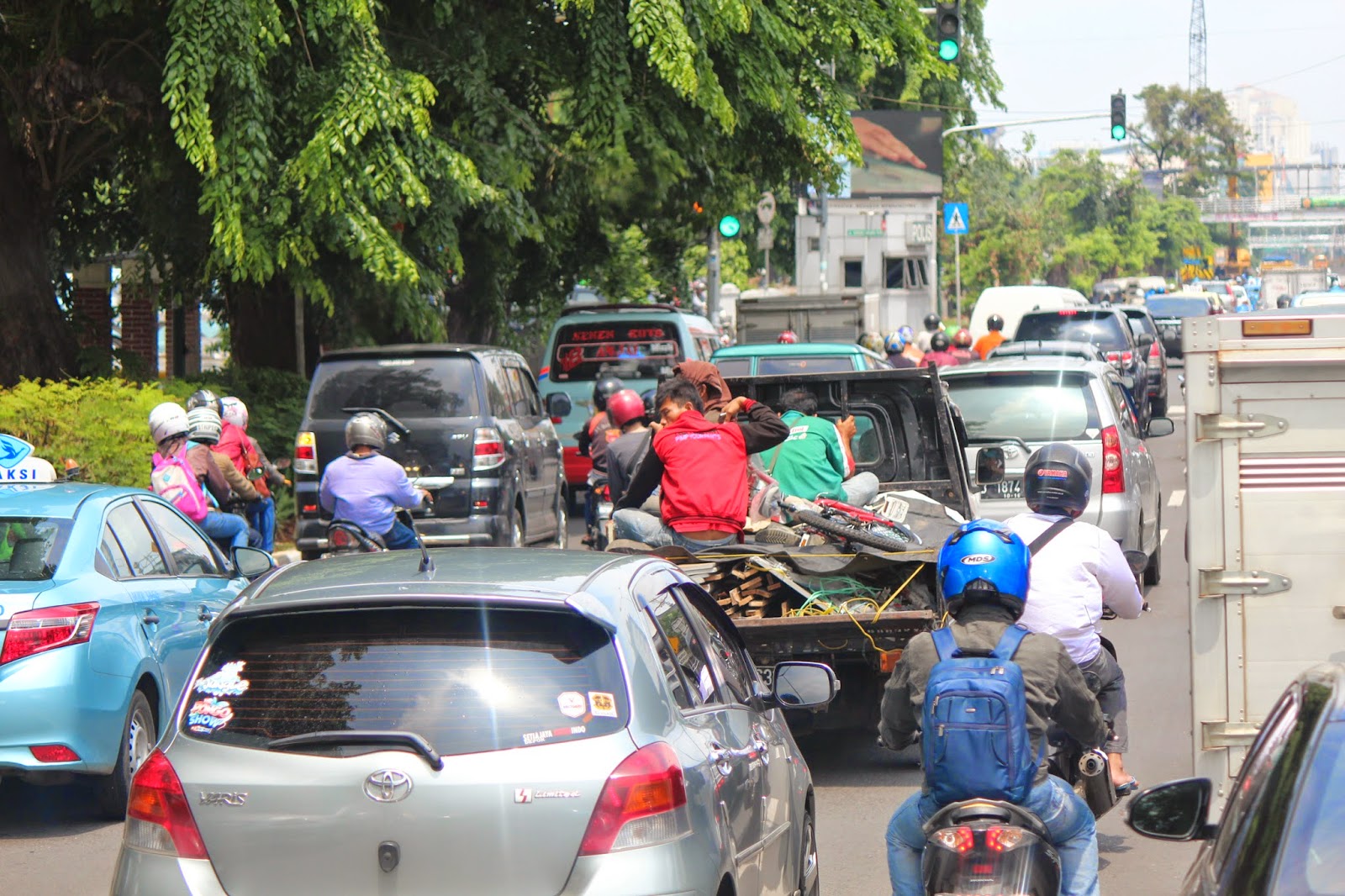 himbauan desa: JAKARTA-Bandung 12 jam, jalan macet total