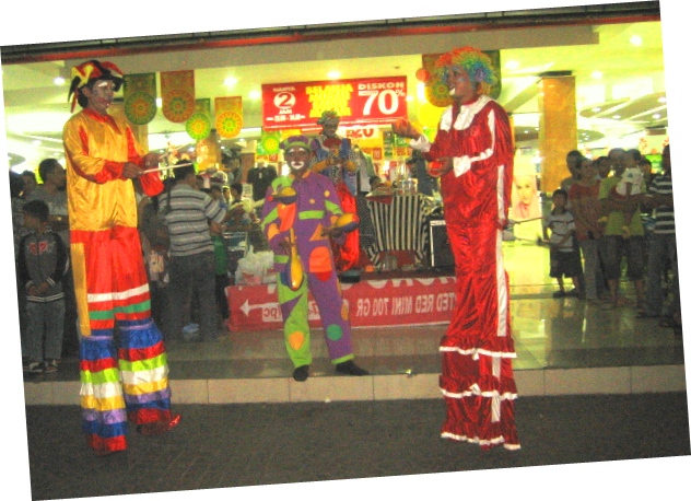 BADUT SURABAYA: AKROBAT SIRKUS