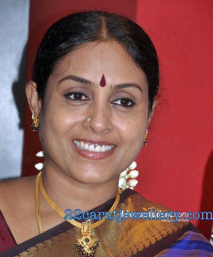 Tamil Actress Saranya Ponvannan in 22 Carat GoldChoker Necklace Set ...
