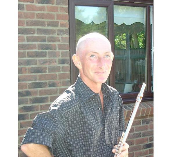 Blues Perişan: UFO konser turnesine Neil Carter ile devam edecek.