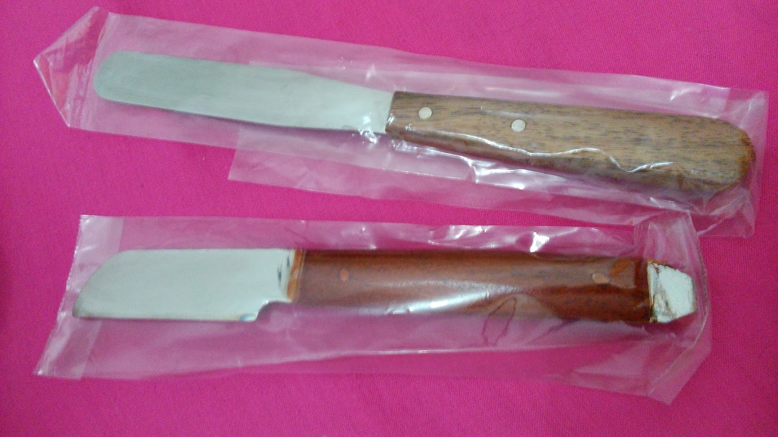 yang diatas itu spatula gips, yang dibawah itu pisaunya kan ada bagian ...