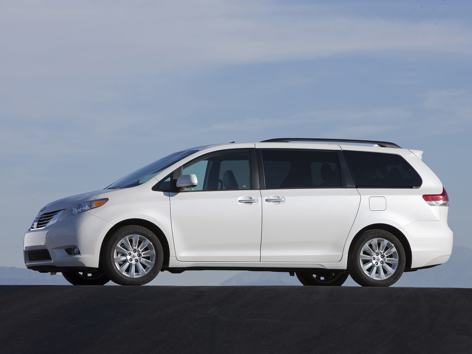 2011 TOYOTA Sienna | japan automobiles