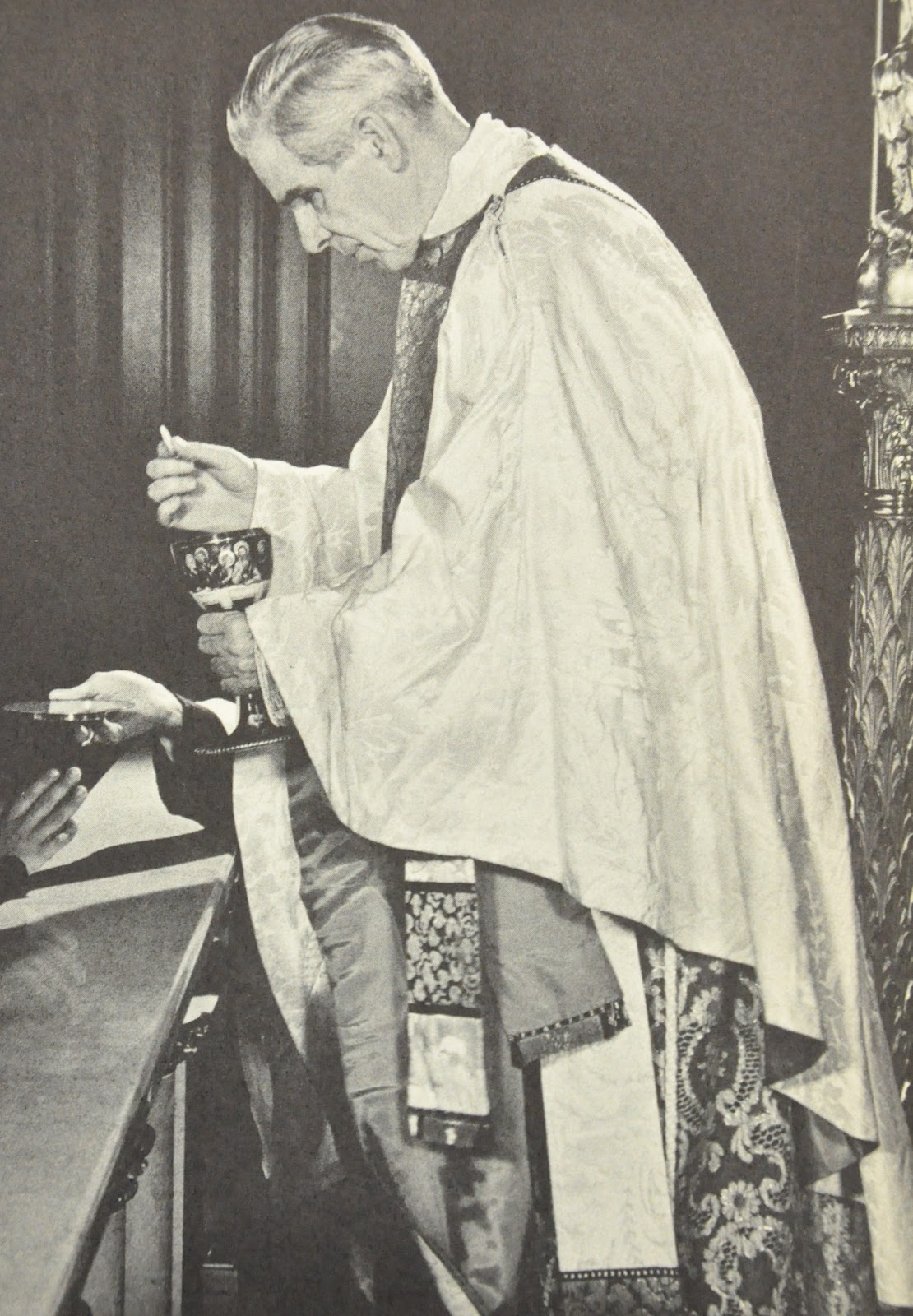 Orbis Catholicus Secundus: Archbishop Sheen with Maniple