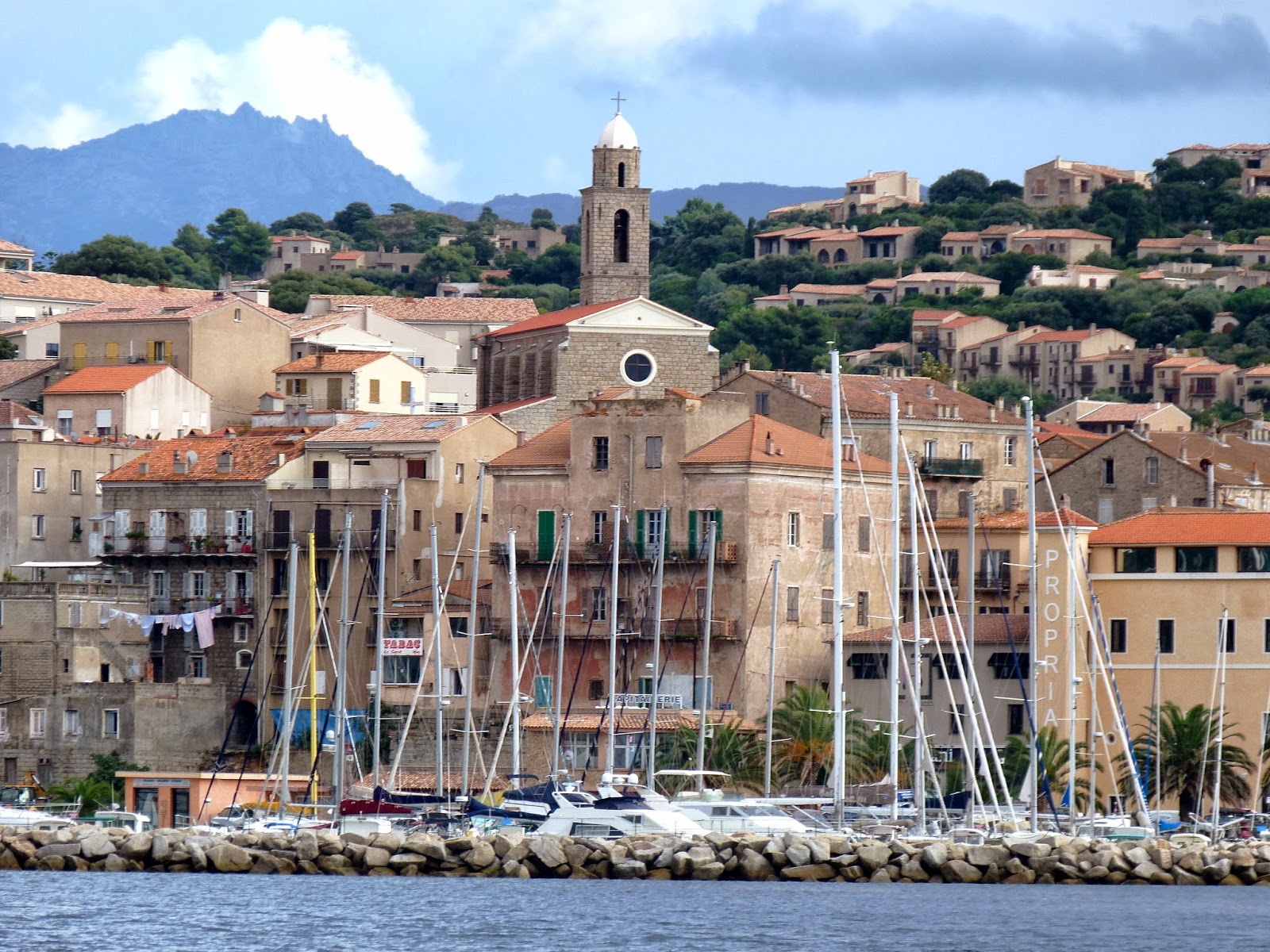 A bord de THIRA: Lundi 7 octobre : PORTO POLLO – PROPRIANO (4M)