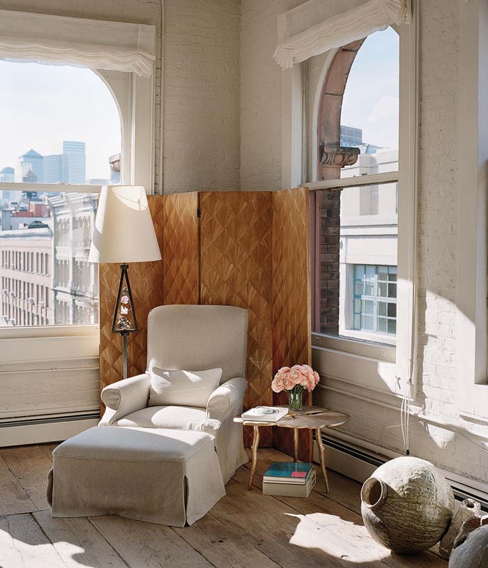 Keltainen talo rannalla: Modernia, antiikkia ja rustiikkia